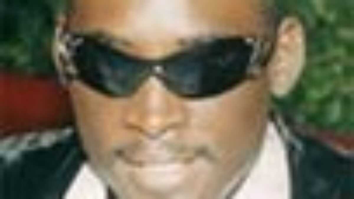 Douk Saga : hommages au père du coupé-décalé