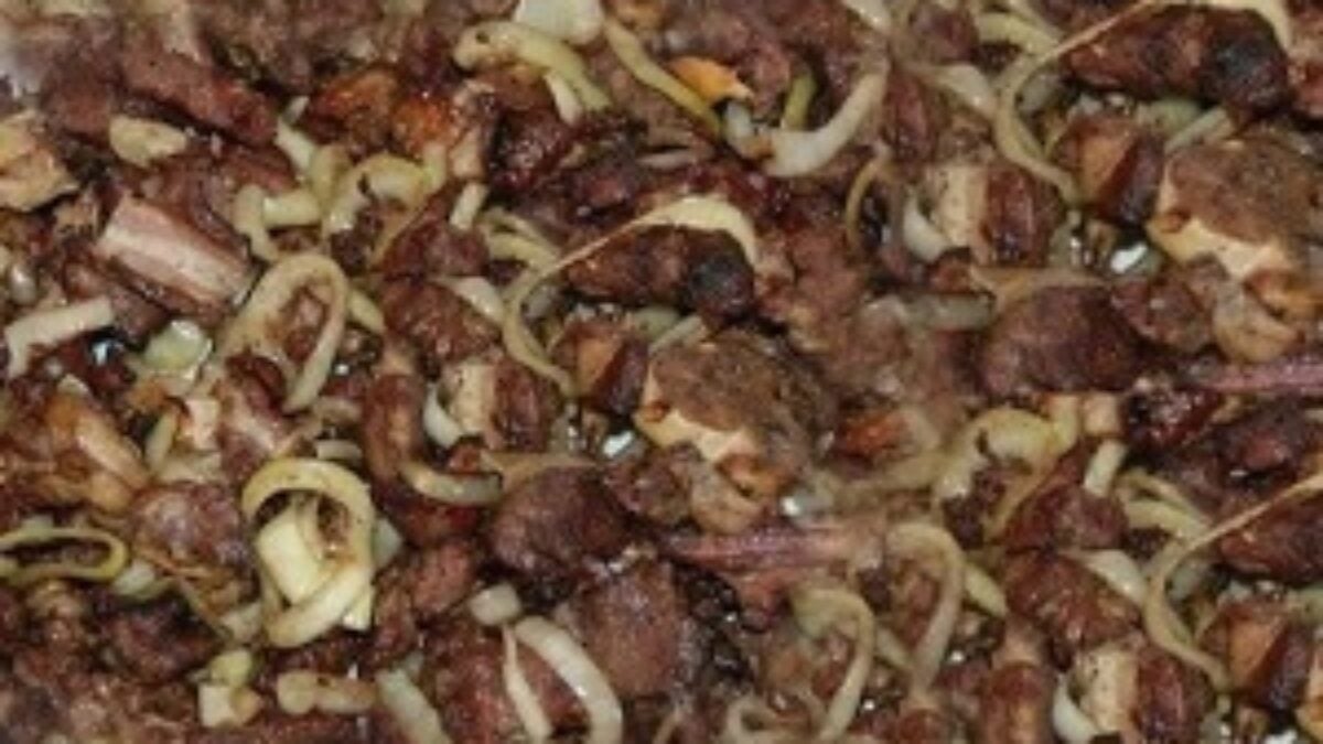 Viande de chèvre aux oignons