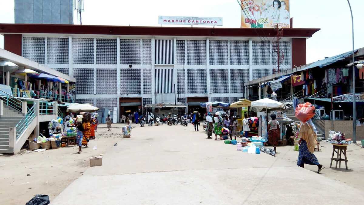 Bénin : le marché Dantokpa "sur les bords de la lagune du serpent"