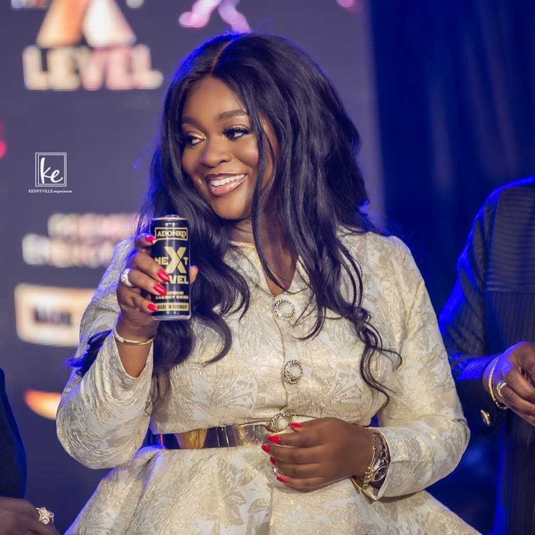 Jackie Appiah nie une grossesse et blanchit George Weah