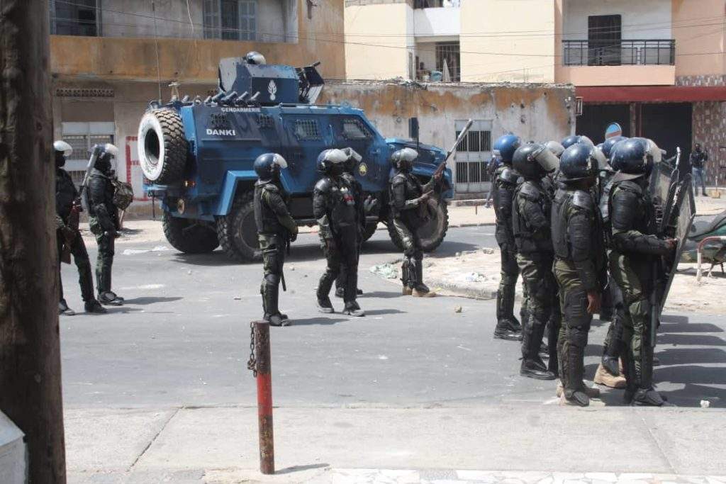 Inédit au Sénégal : les manifestants portent les policiers en triomphe