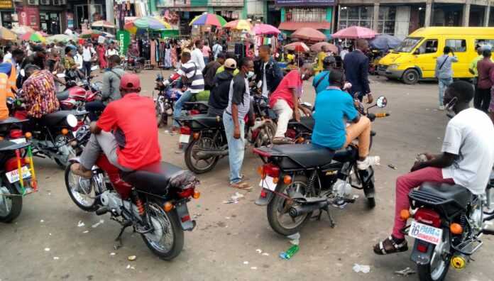 RDC : à la rencontre des « wewa », ces moto-taximen de Kinshasa