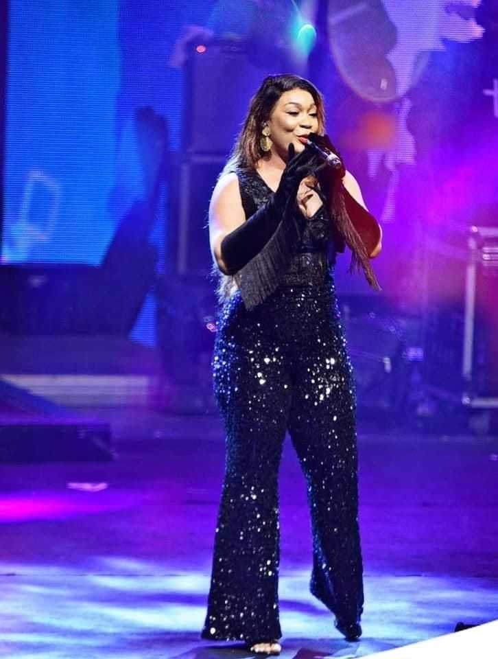 Les incroyables looks de Josey au palais de la culture