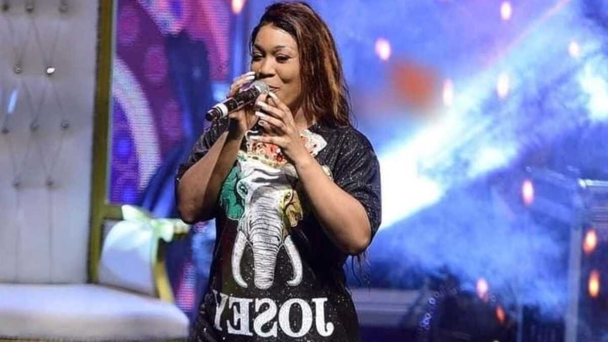 Les incroyables looks de Josey au palais de la culture