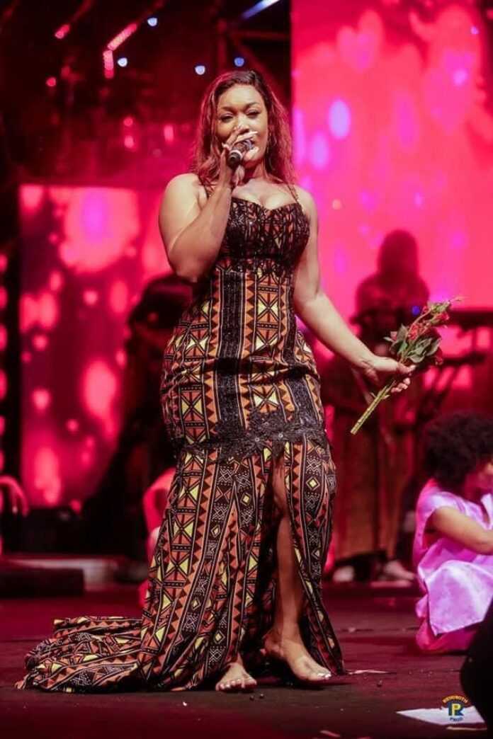 Les incroyables looks de Josey au palais de la culture