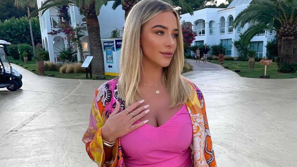 Taylor Ward replonge dans ses souvenirs tout en rose