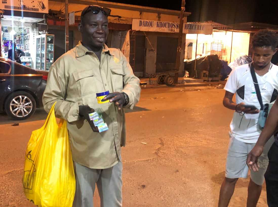 Sénégal : Aliou Guèye, le marchand qui imite Youssou Ndour, Wally Seck ...