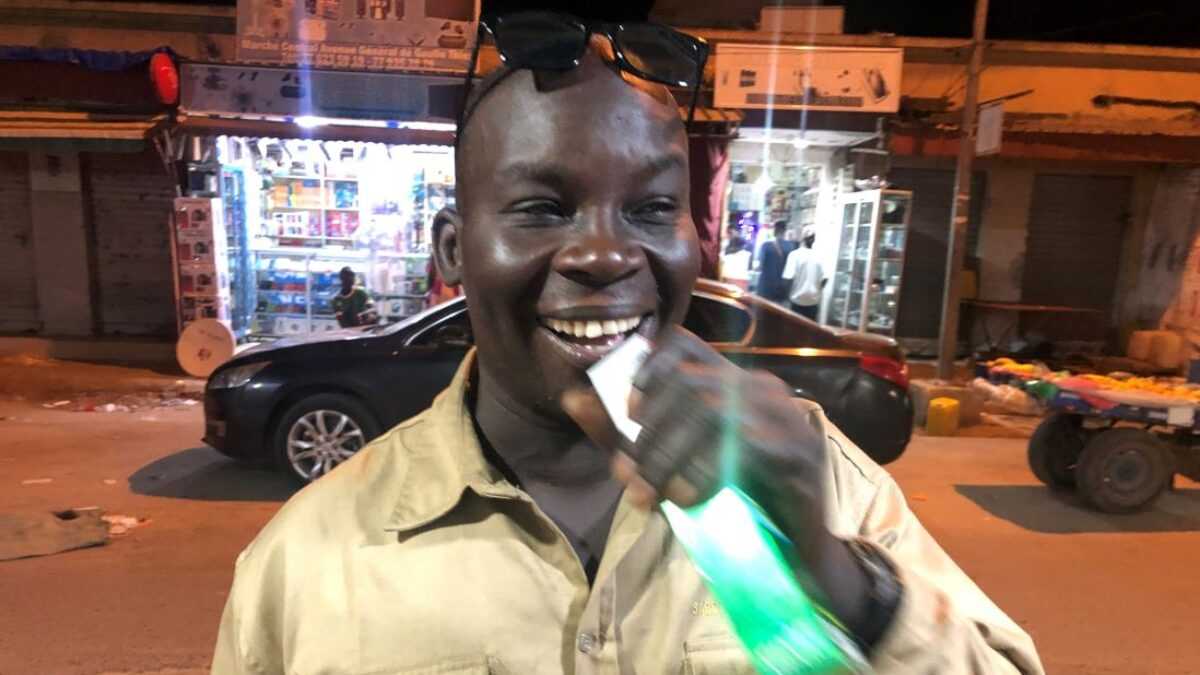 Sénégal : Aliou Guèye, le marchand qui imite Youssou Ndour, Wally Seck ...