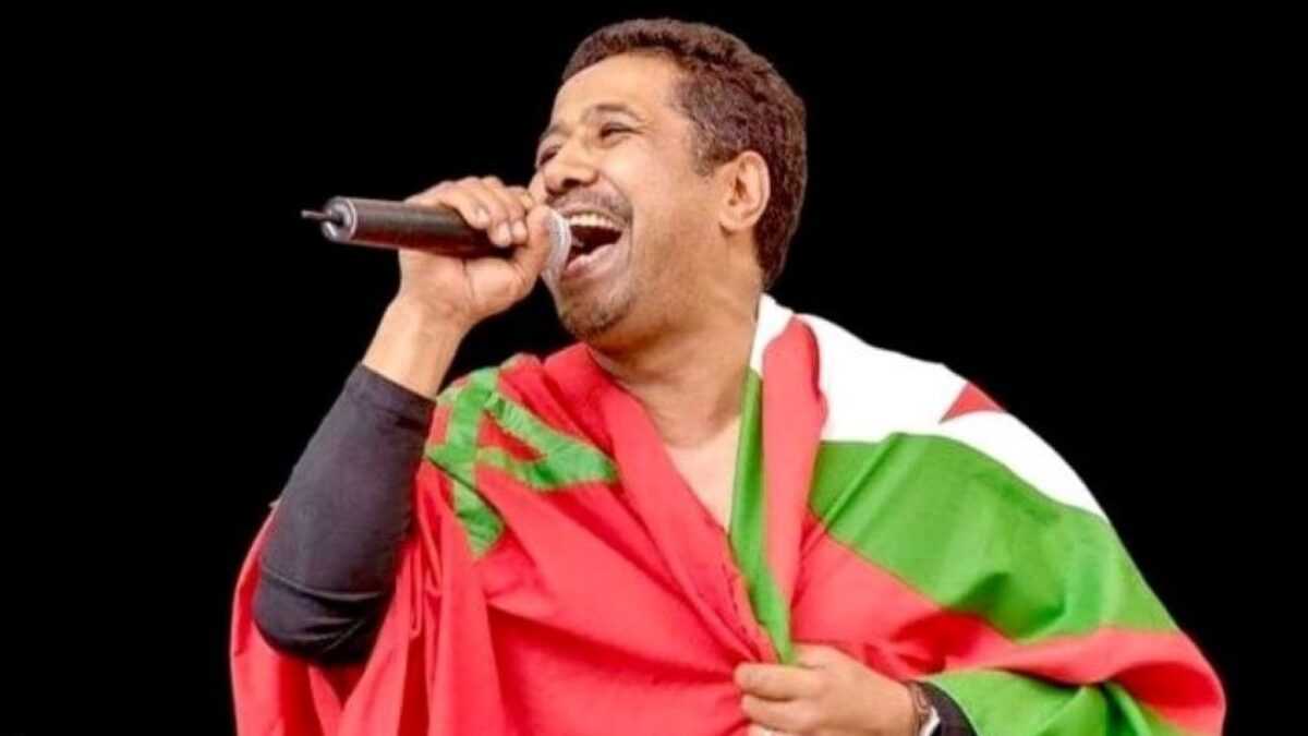 Cheb Khaled s'invite dans le match Maroc / Algérie et secoue la Toile