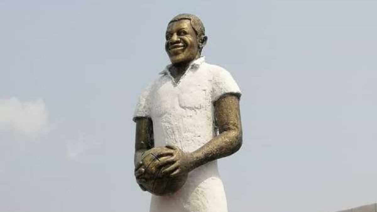 La statue de Mbappé Léppé à Douala enlevée, pour être restaurée