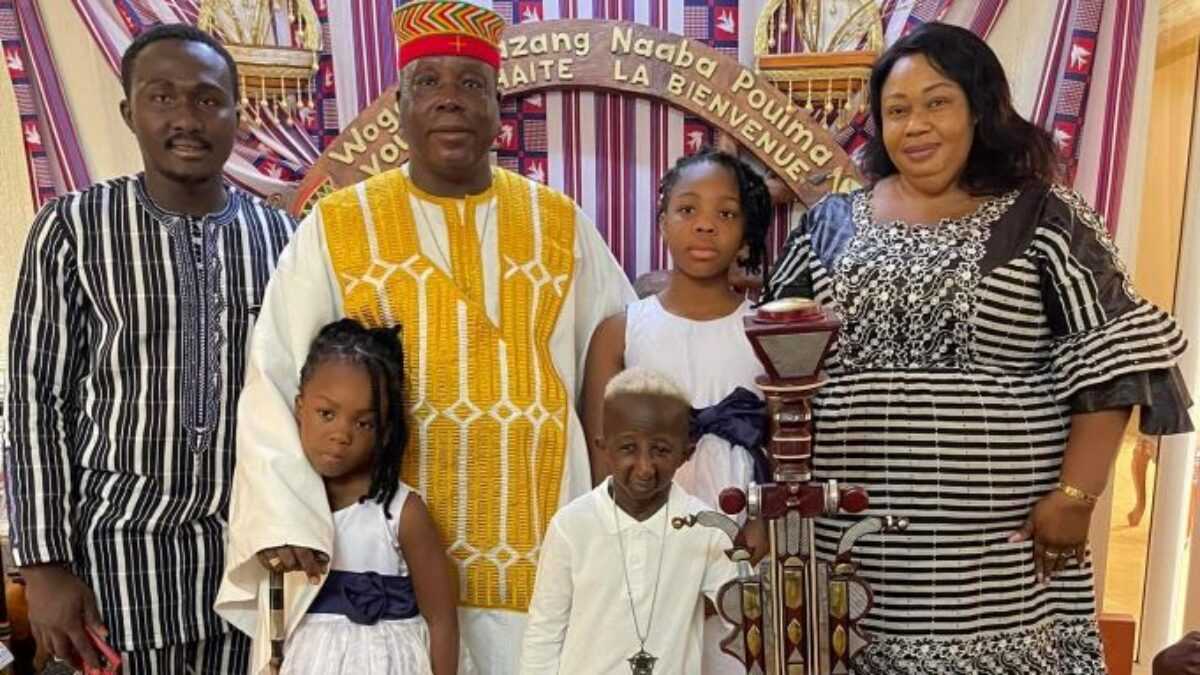 Sa majesté Naaba Poulma offre un cadeau à Grand P