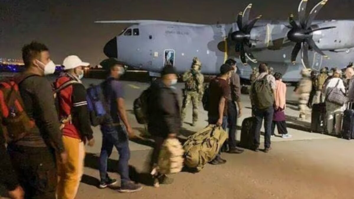 Les évacuations se poursuivent au Soudan, le Pape appelle à cesser la violence