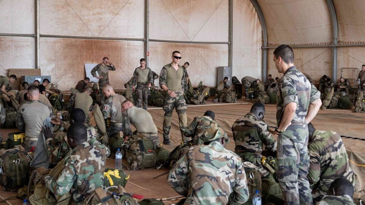 La France rétrocède une première base militaire au Tchad