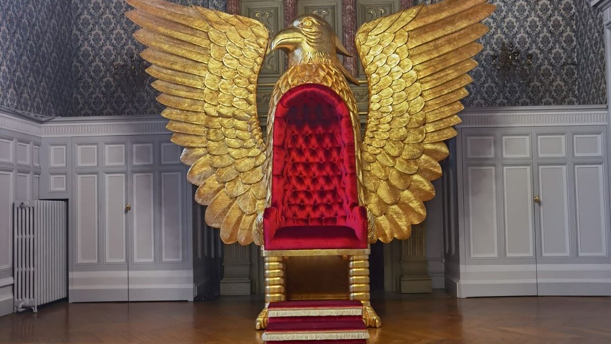 Une réplique majestueuse du trône impérial de Bokassa en vente aux enchères