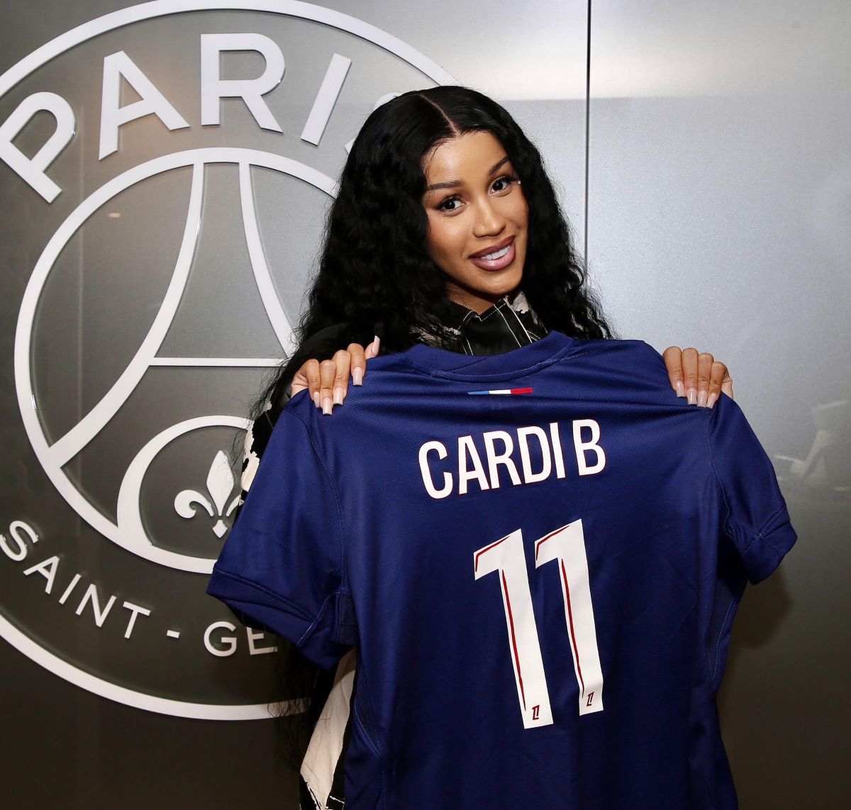 Cardi B pose avec Achraf Hakimi après le match du PSG