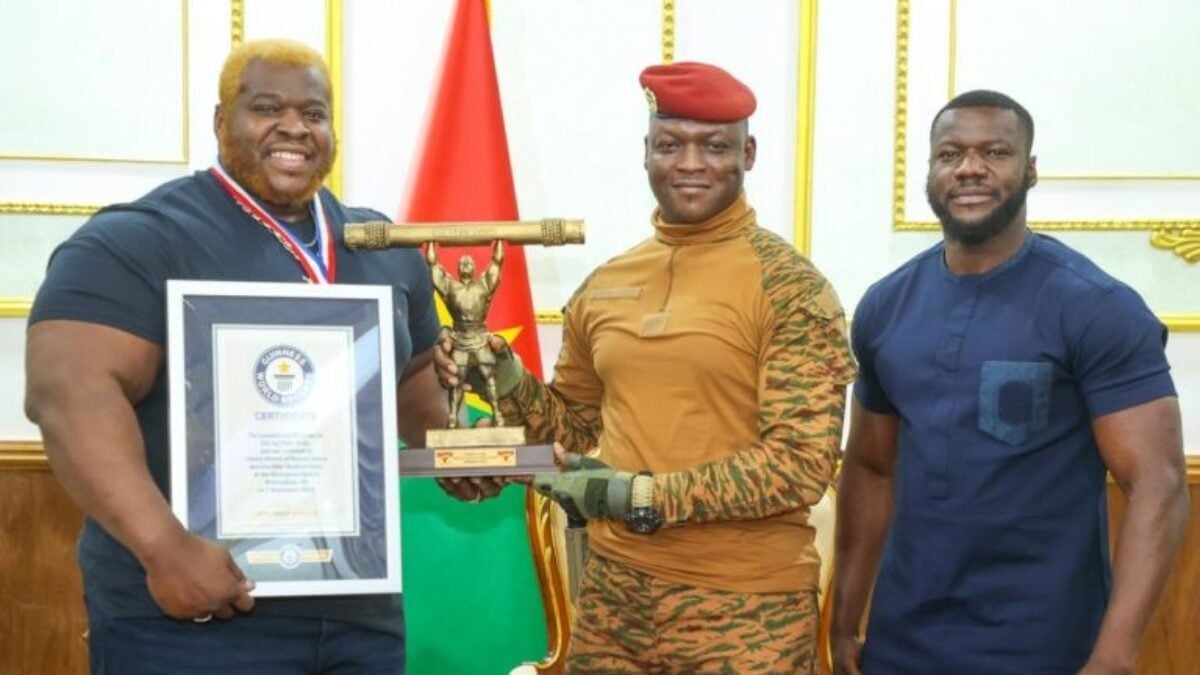 Iron Biby présente son sixième titre mondial au Président du Faso