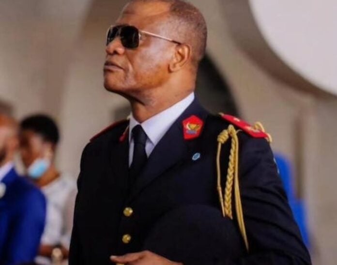 « Pire que Ndaywel », qui est Jean Roger Makombo, alias Mobutu, le ...