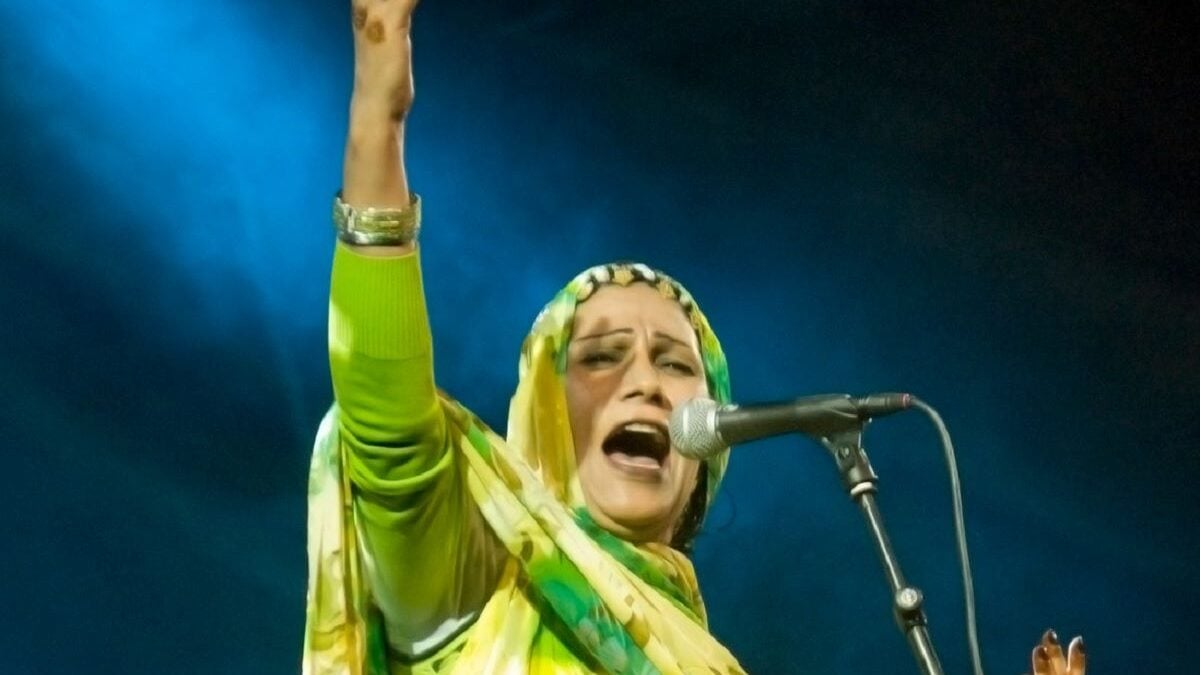 Mariem Hassan : la voix rebelle du Sahara occidental immortalisée dans ...
